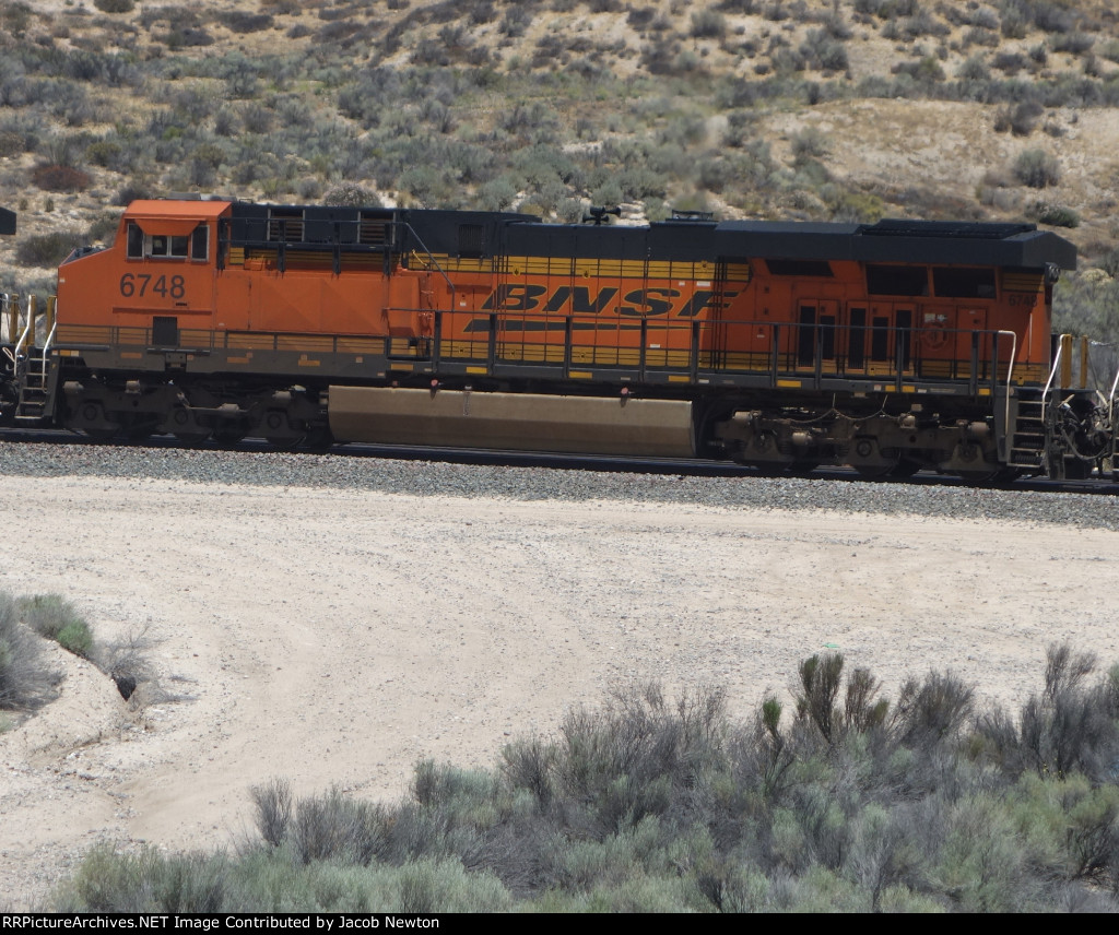 BNSF 6748